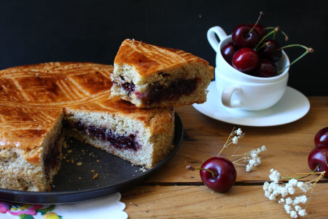 Gâteau basque à la confiture de cerises noires
