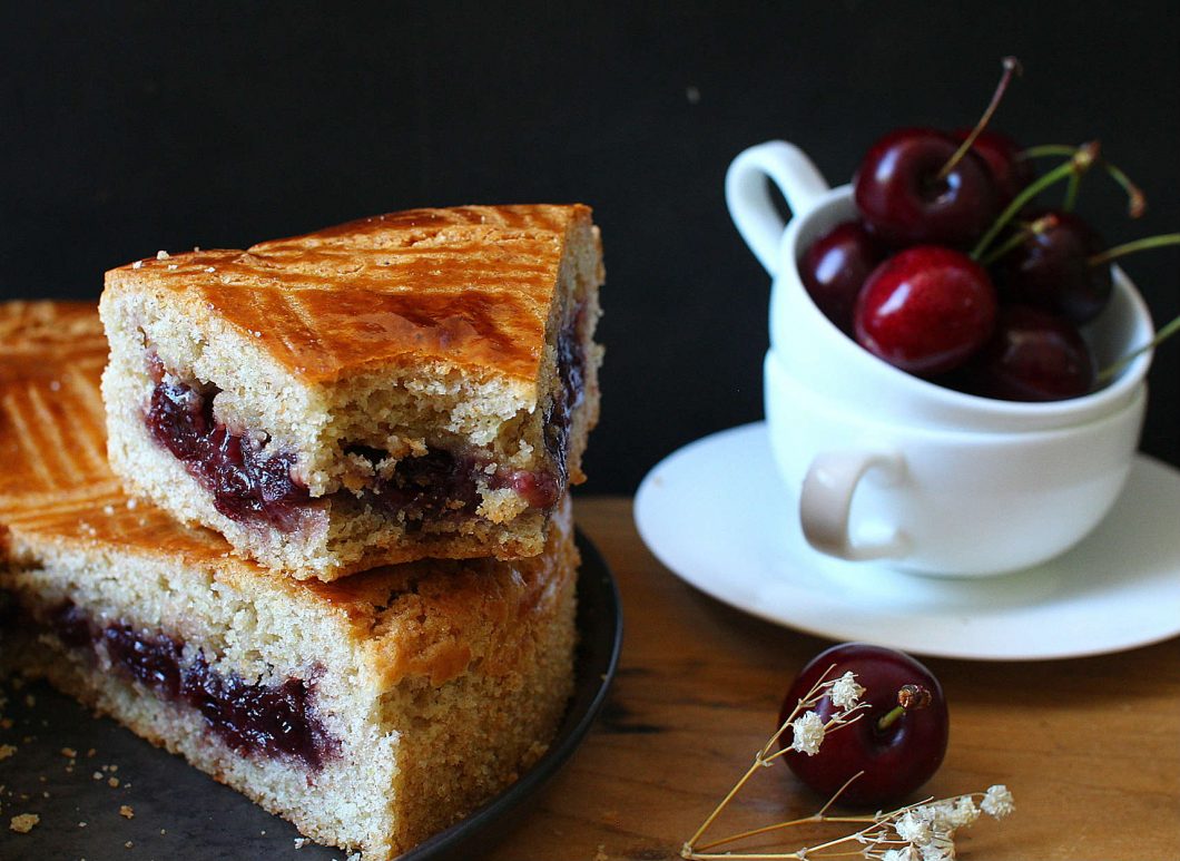 Gâteau basque à la confiture de cerises noires