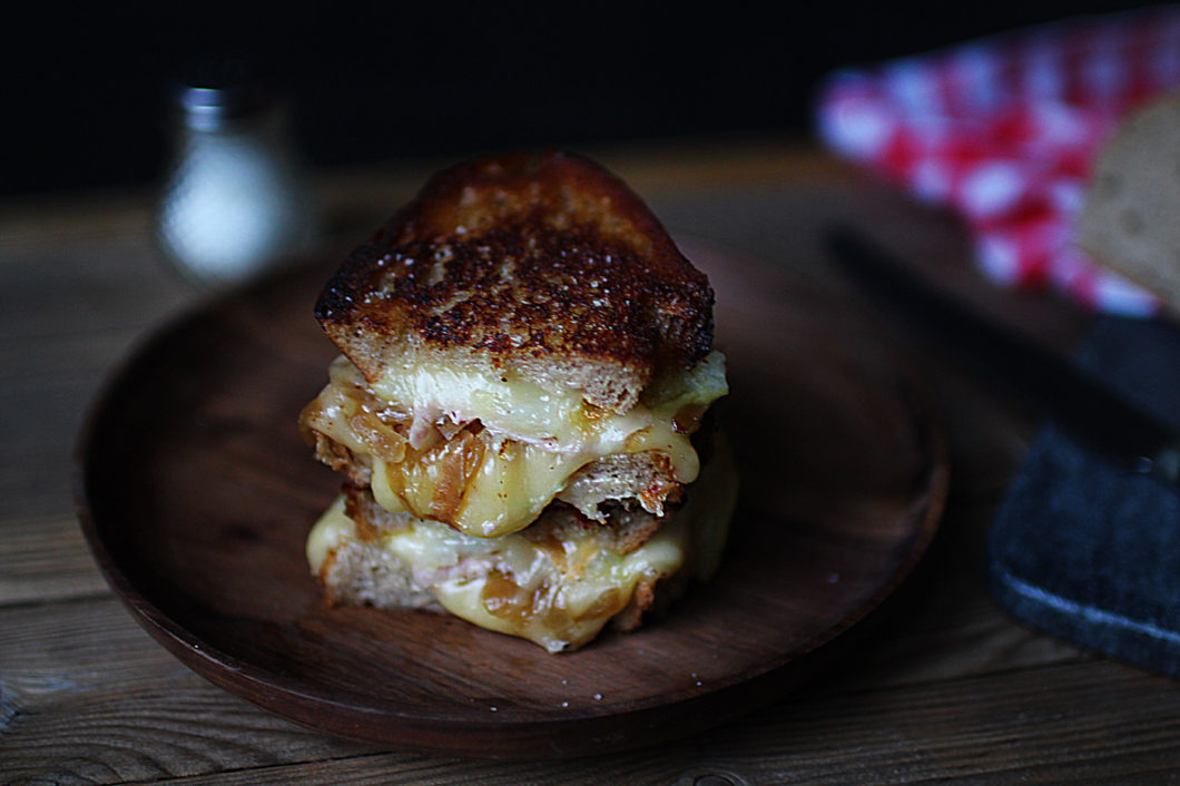 Croque-raclette aux oignons | Royal Chill - blog cuisine, voyage et ...